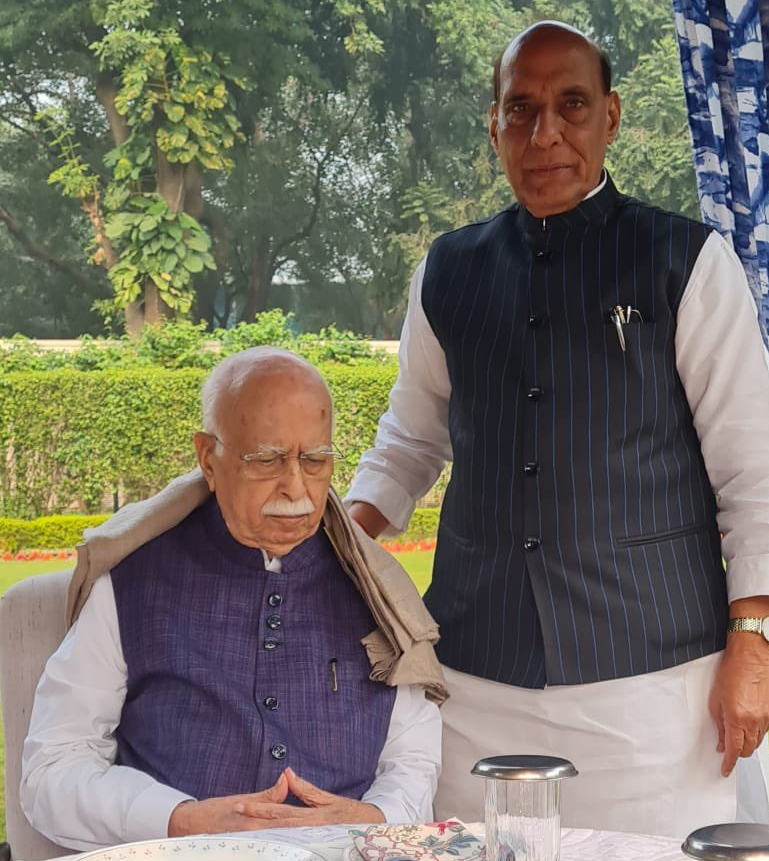 LK Advani Turns 95, PM Modi Wishes Him - EBNW Story