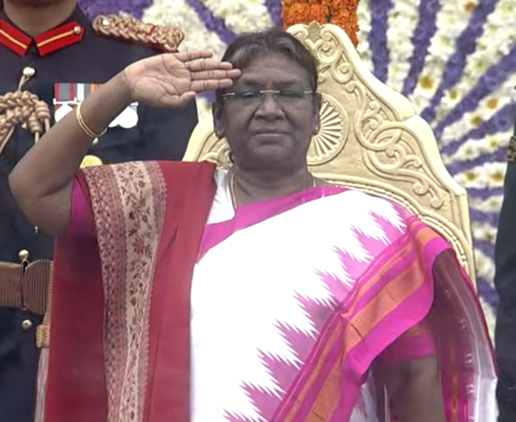 President Draupadi Murmu Hoists The Tricolour At Kartavya Path ...