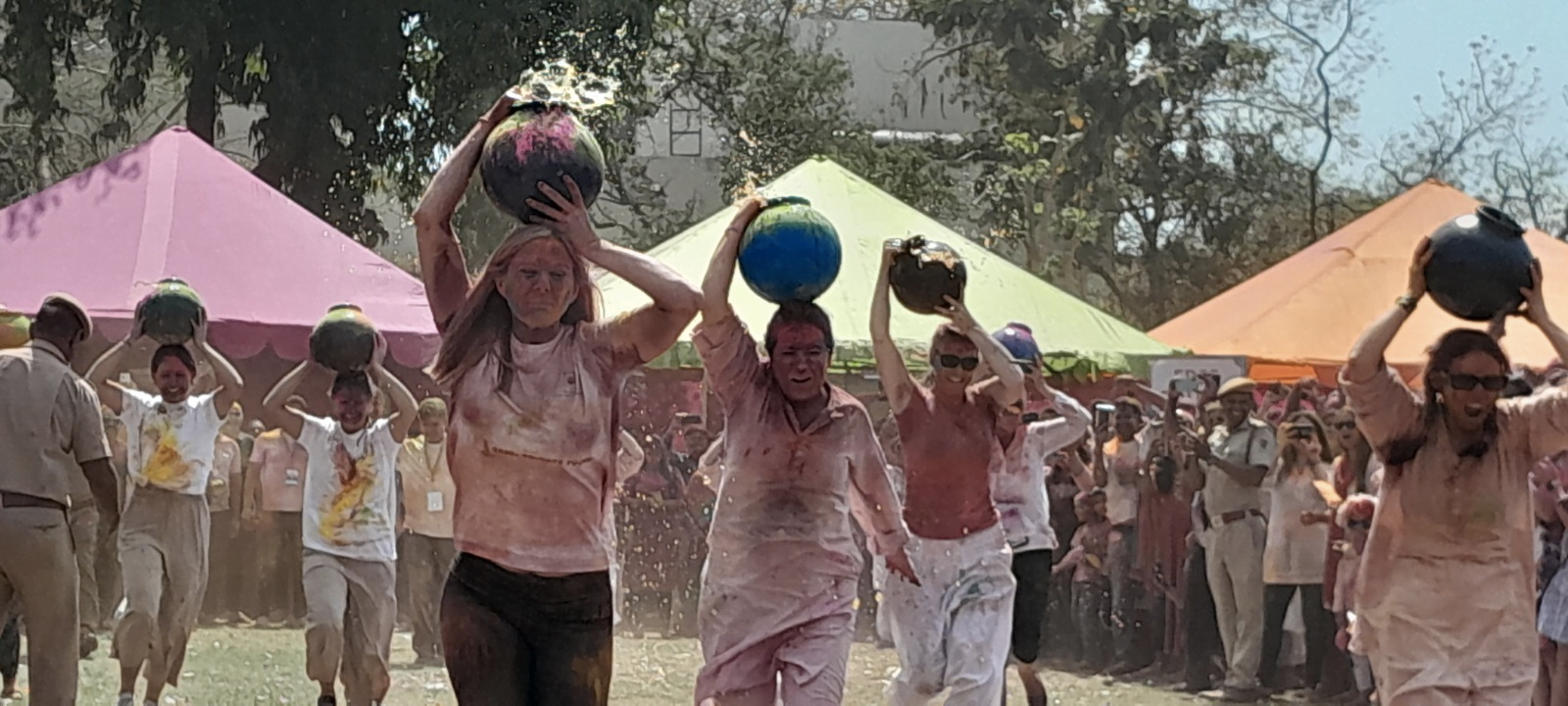Jaipur Holi: Foreign Tourists Dance, Sing And Swirl. Watch Out Video ...