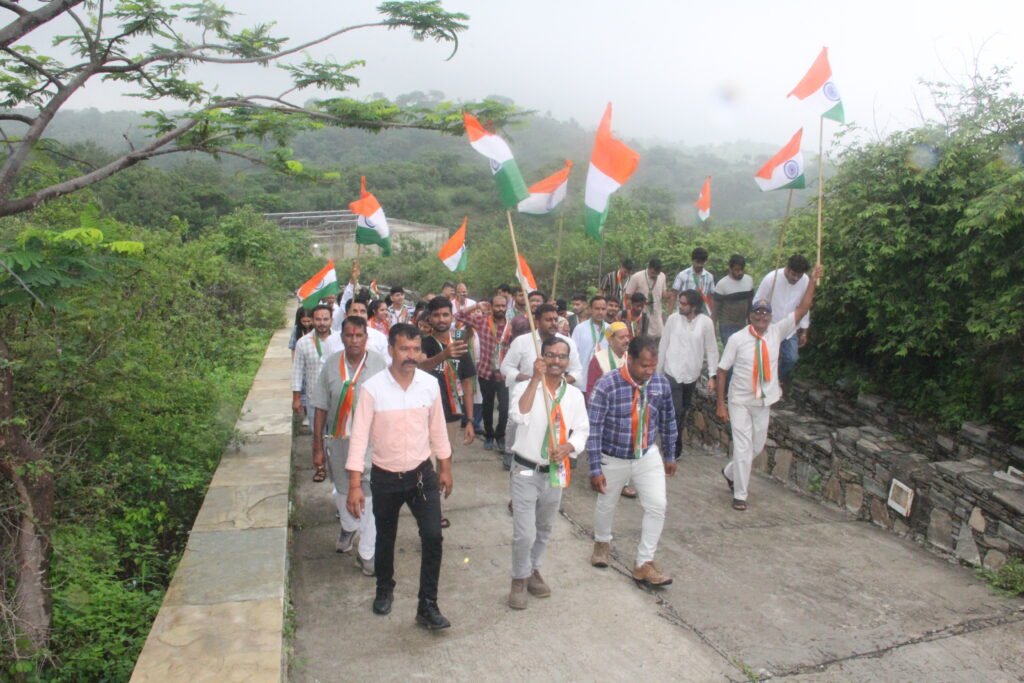 51 Youngsters Hoist Tricolour At Dewair Victory Memorial On 78th I-Day ...
